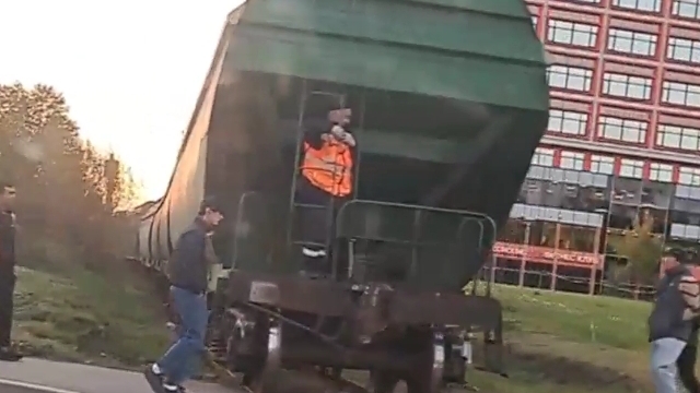 тепловоз ТЭМ18ДМ-1630 на железнодорожном переезде ул Седова.mp4