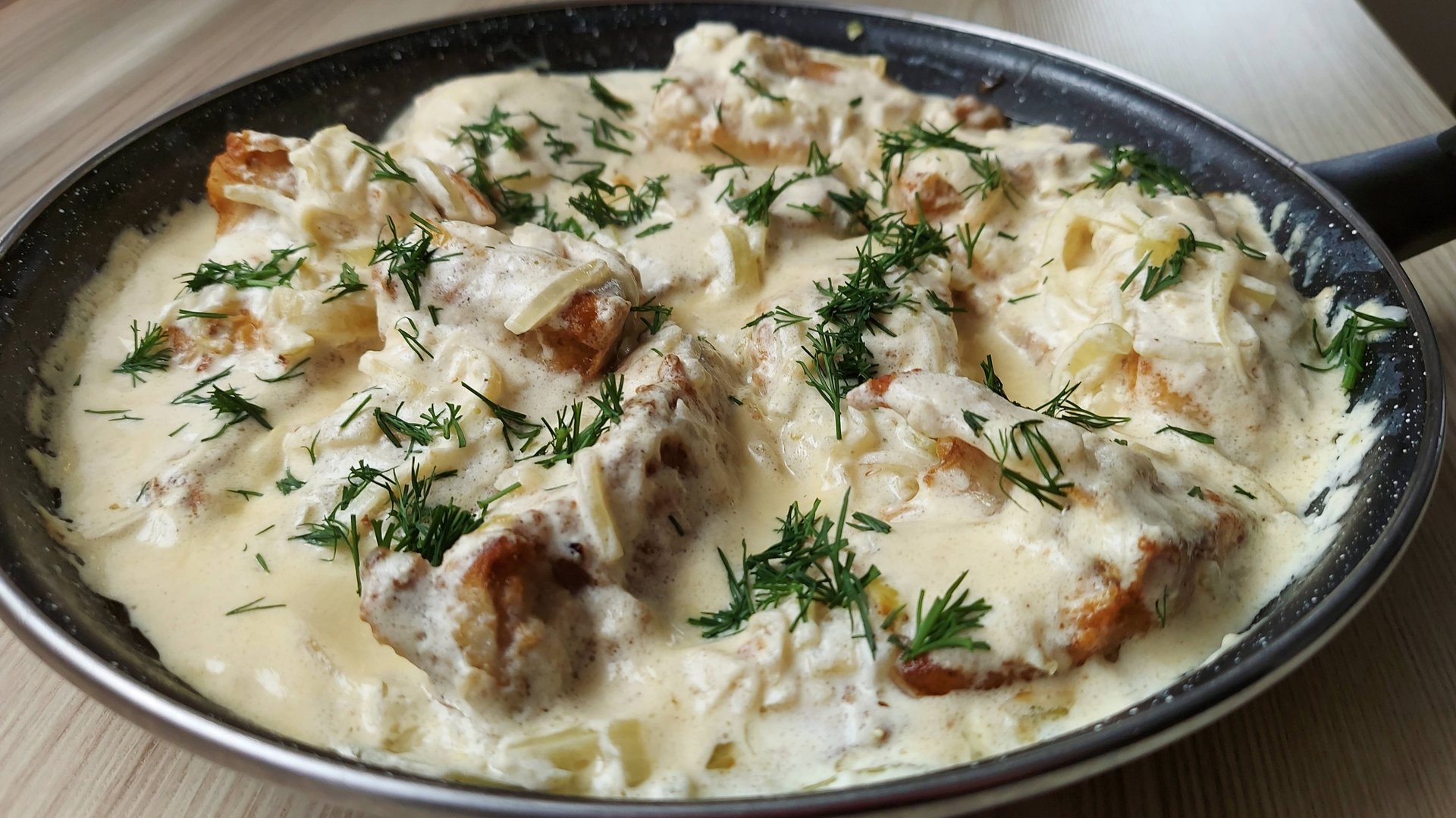 Жареная щука в сметане-пошаговый рецепт. Как приготовить вкусно щуку! Щука с луком в сметанном соусе