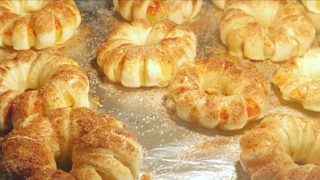 Яблоки в слоёном тесте.