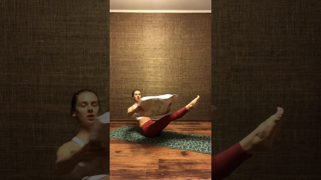 Упражнения для пресса. Бесплатные домашние тренировки с Ксенией Карпуниной. Упражнение с подушкой 7