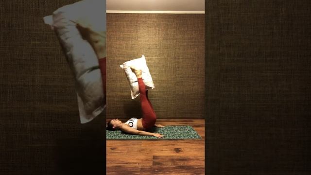 Упражнения для пресса. Бесплатные домашние тренировки с Ксенией Карпуниной. Упражнение с подушкой 3
