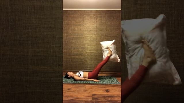 Упражнения для пресса. Бесплатные домашние тренировки с Ксенией Карпуниной. Упражнение с подушкой 1