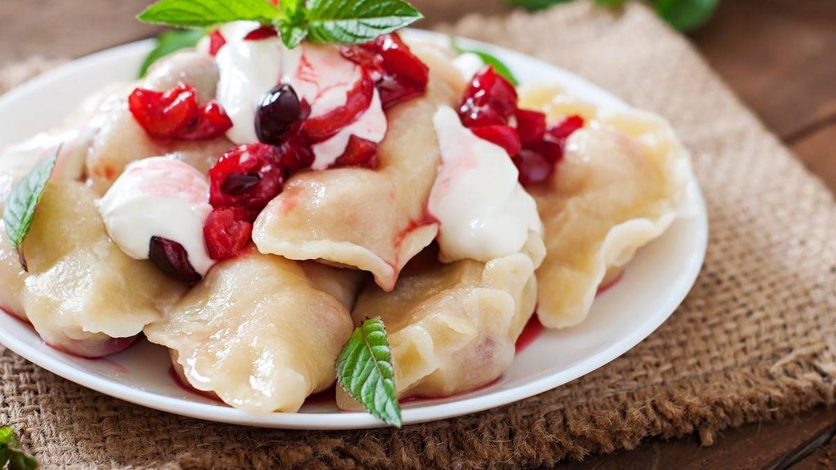 Вареники с творогом и вишней.