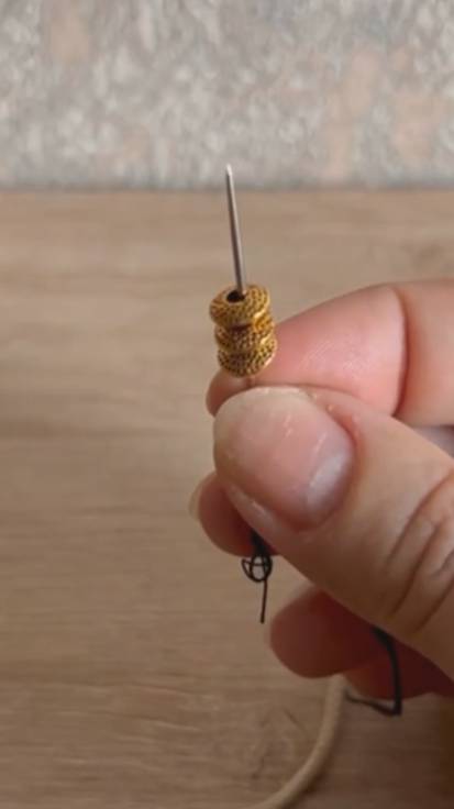 Бусину на шнур надевать - удовольствие от процесса получать