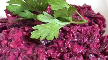 Свекольный салат с чесноком, черносливом и грецкими орехами.