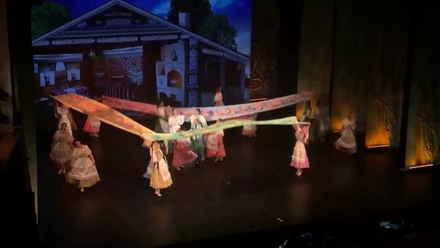 ТАТАРСКИЙ ТАНЕЦ С ПОЛОТНАМИ-МУЗЫКА САЛИХА САЙДАШЕВА И НАИЛЯ САГДИЕВА