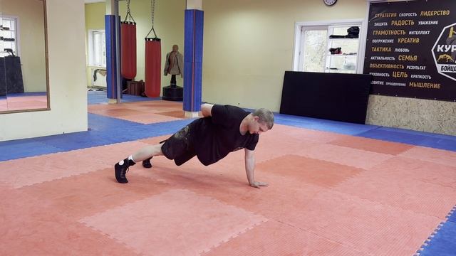 Планка на одной руке