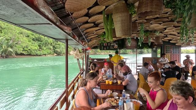 По реке Лобок на Бохоле