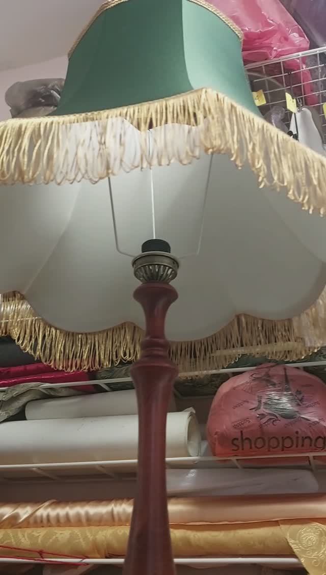 Винтажный торшер зеленого цвета с бахромой, напольный светильник под старину с абажуром.
