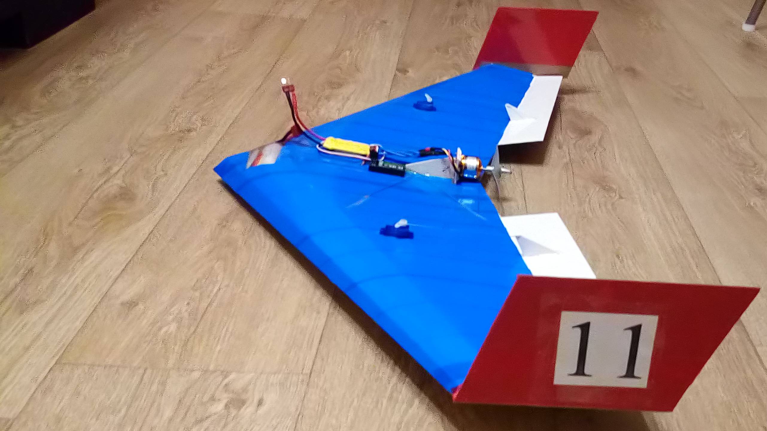 На закате Дня Летающее крыло 850 Фимполе