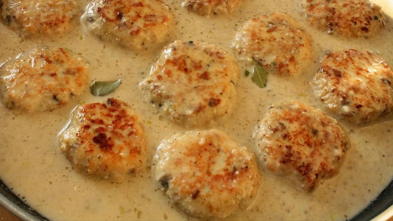 Тефтели в сметанном соусе.