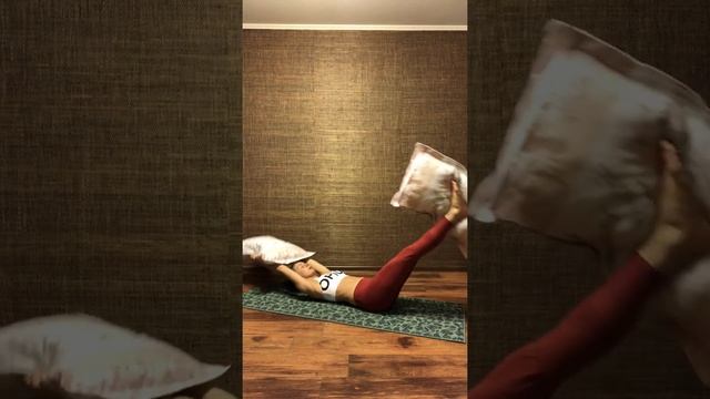 Упражнения для пресса. Бесплатные домашние тренировки с Ксенией Карпуниной. Упражнение с подушкой 5