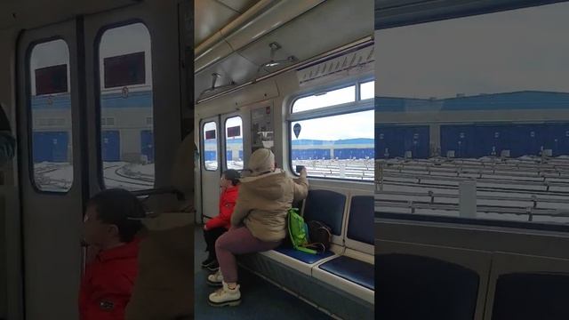 Выехали из депо и едем к рампе метро, к станции Шушары.