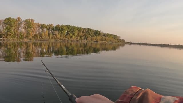 НОВЫЙ ВОБЛЕР ОКУНИ ОЦЕНИЛИ СРАЗУ. Рыбалка на спиннинг в октябре