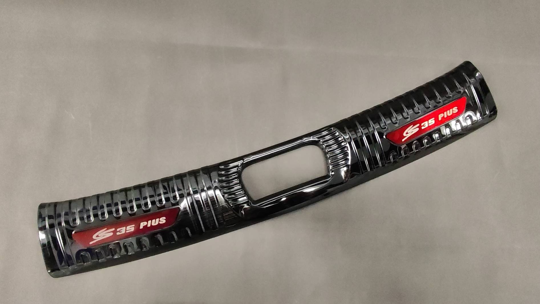 Накладка на порог багажника для Changan cs35plus NEW (черный титан, красный лого)