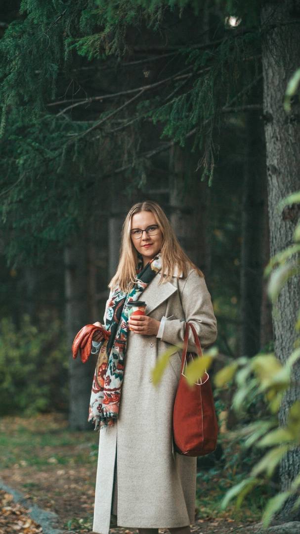 Купила женщина пальто