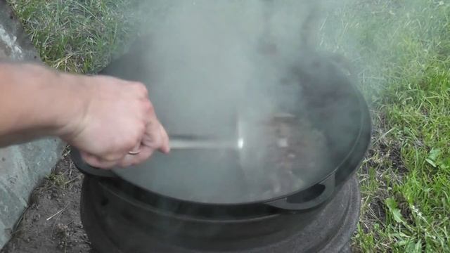 Мясо по французски в казане на костре.