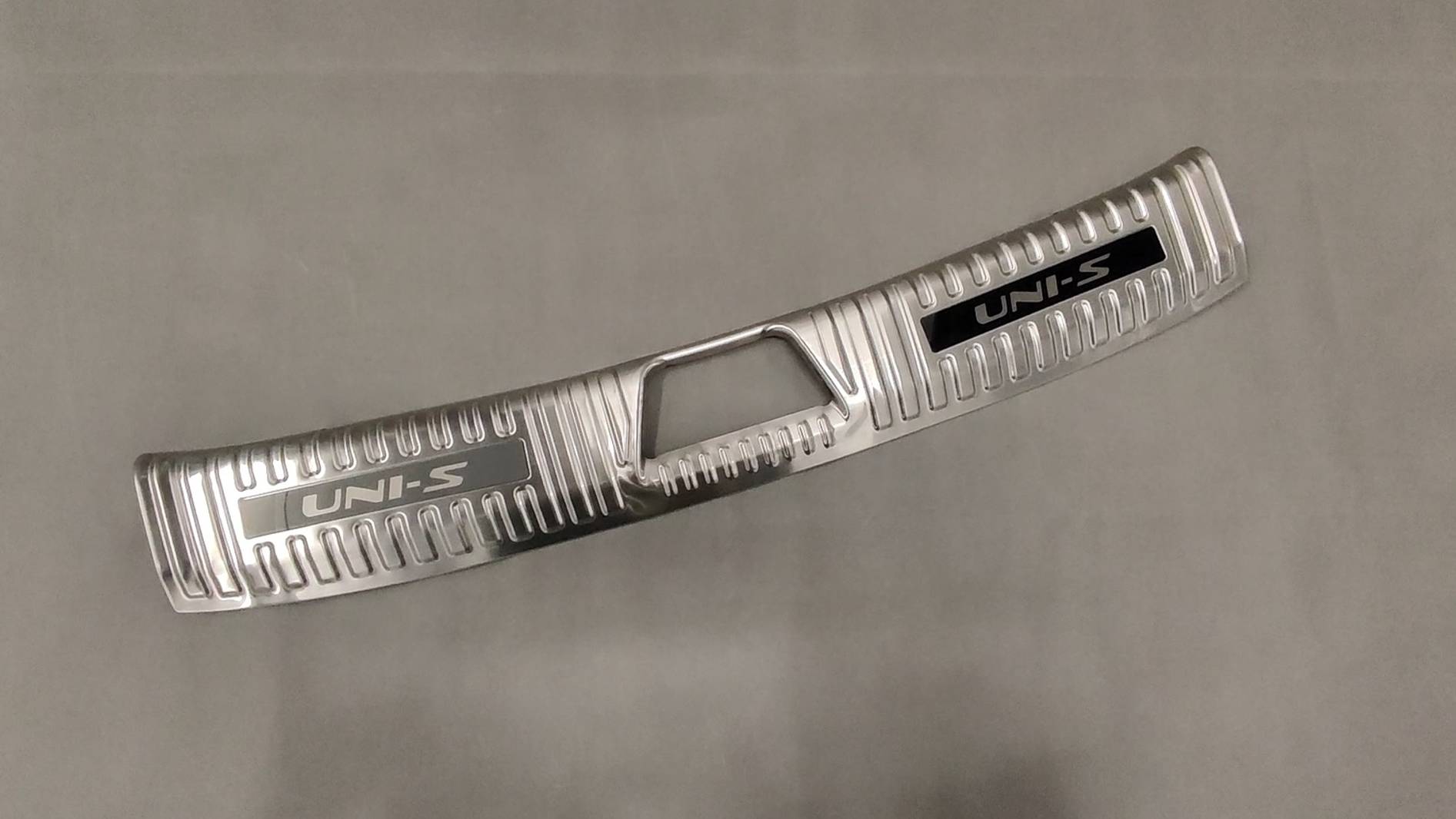 Накладка на порог багажника для Changan UNI-S (серебро, черный логотип)