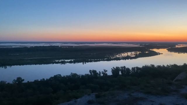 Замечательный рассвет в туманное утро над рекой Дон