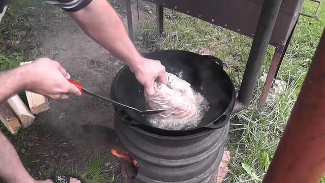 Казан. Рульки томлёные в томатном соке.