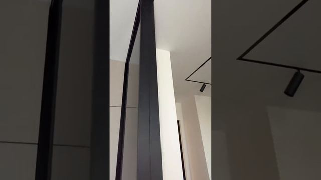 Установили раздвижные перегородки между спальней и кабинетом, и между кухней с залом