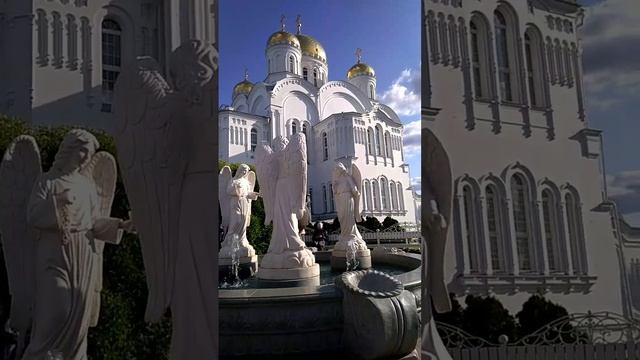 Свято-Троицкий Серафимо-Дивеевский монастырь. Преображенский Собор и фонтан возле него