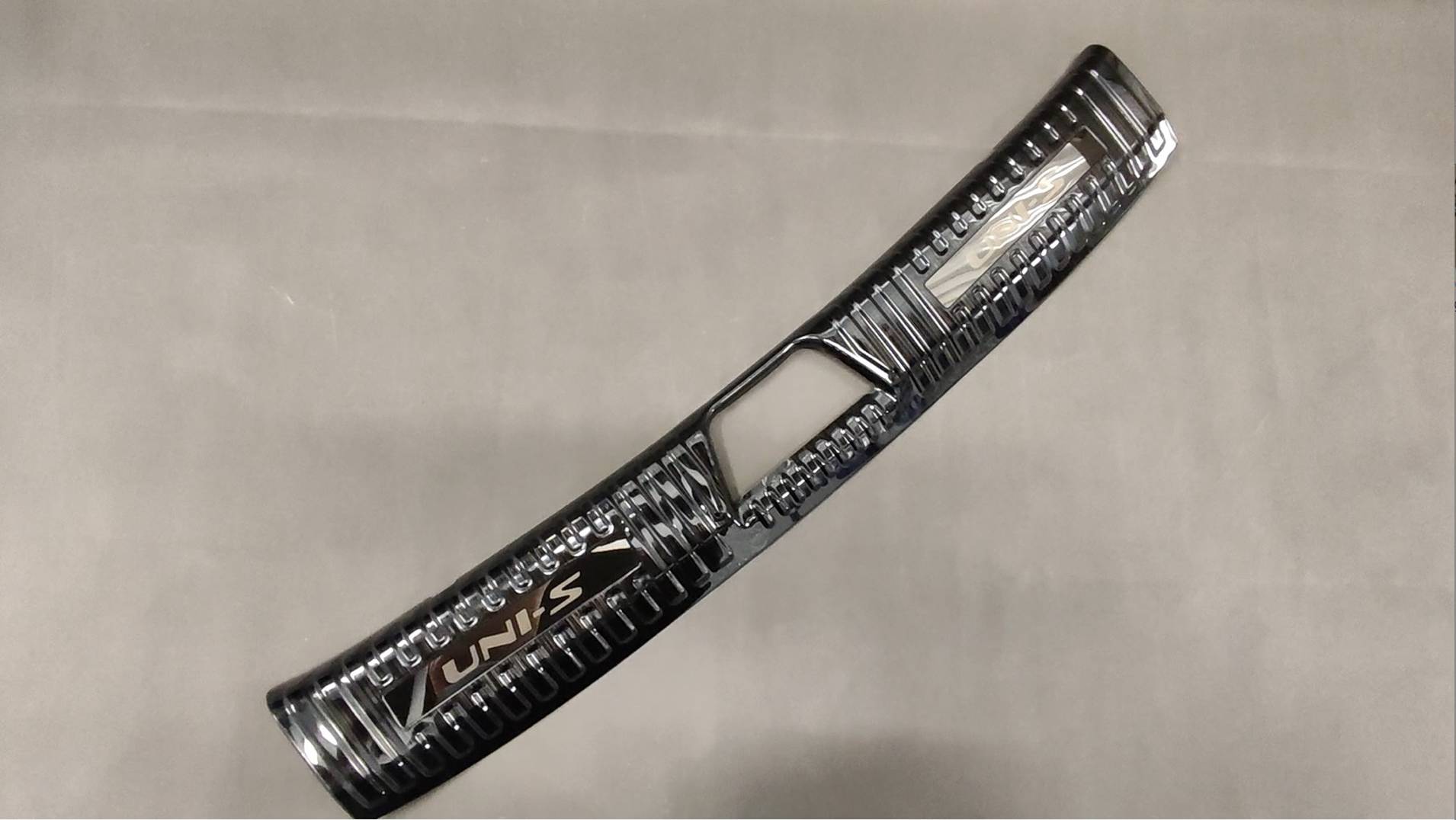 Накладка на порог багажника для Changan UNI-S (черный титан, черный логотип)