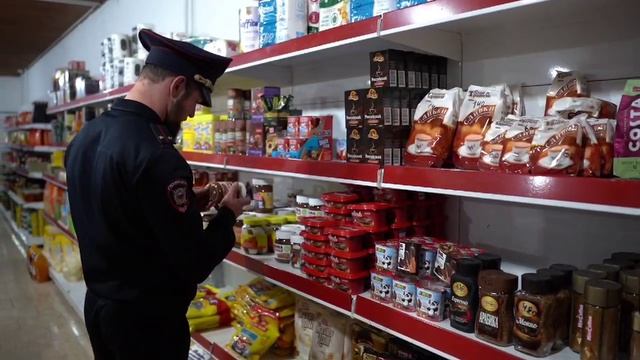 Полицейские выявляют просроченную продукцию в магазинах