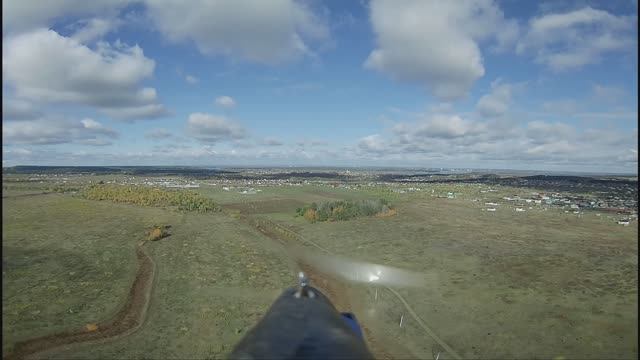 Полёт над осенними полями на самолёте и квадракоптере.