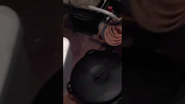 Консервация чугунного казана на зиму. #Shorts