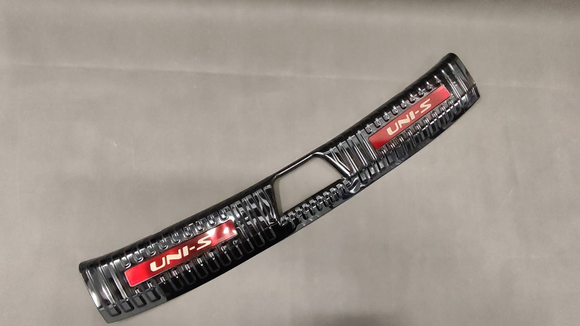 Накладка на порог багажника для Changan UNI-S (черный титан, красный логотип)