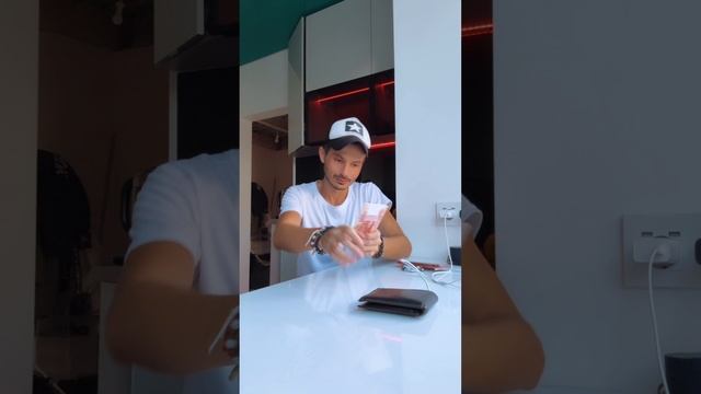 Зарядила телефон ))