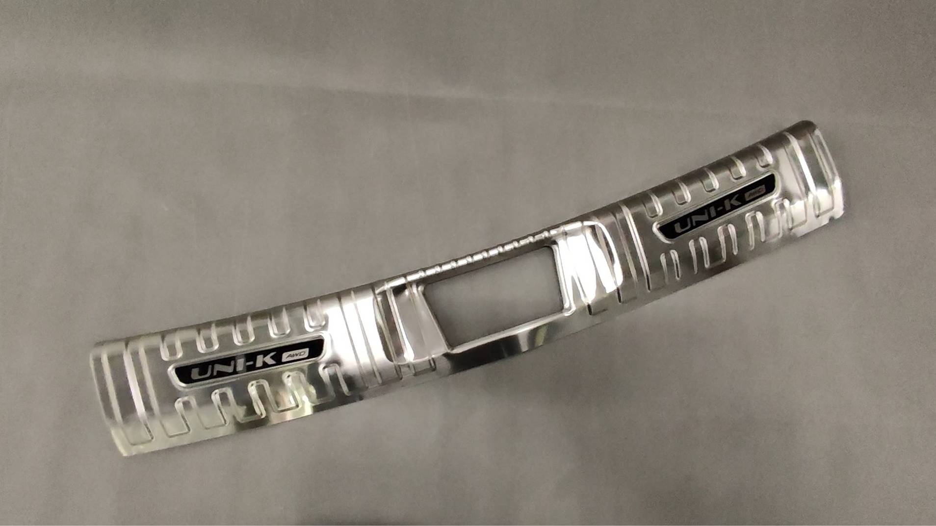 Накладка на порог багажника для Changan Uni-K (серебро, черный лого)