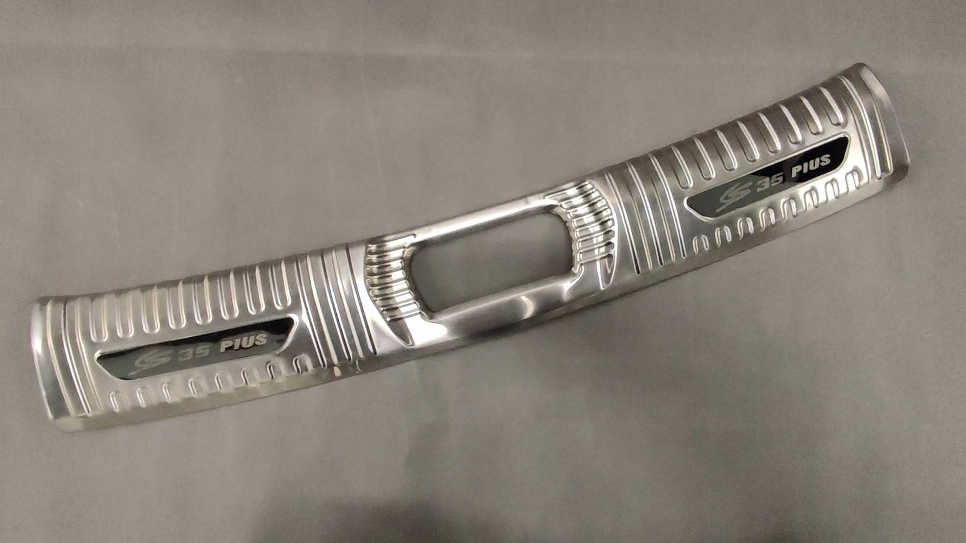 Накладка на порог багажника для Changan cs35plus NEW (серебро, черный лого)