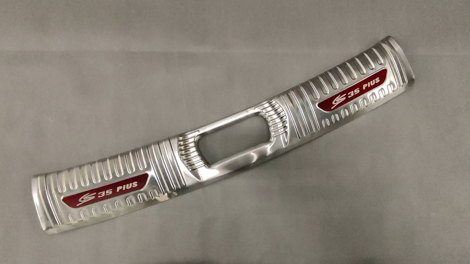 Накладка на порог багажника для Changan cs35plus NEW (серебро, красный лого)