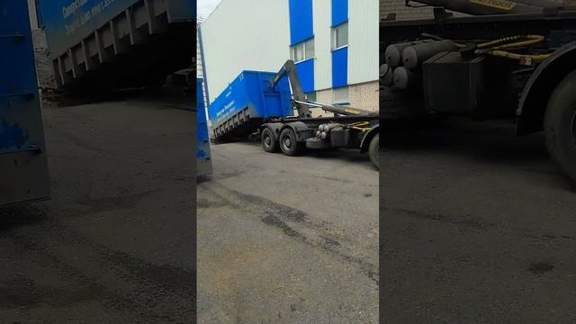 Манипулятор забирает контейнер. #shorts