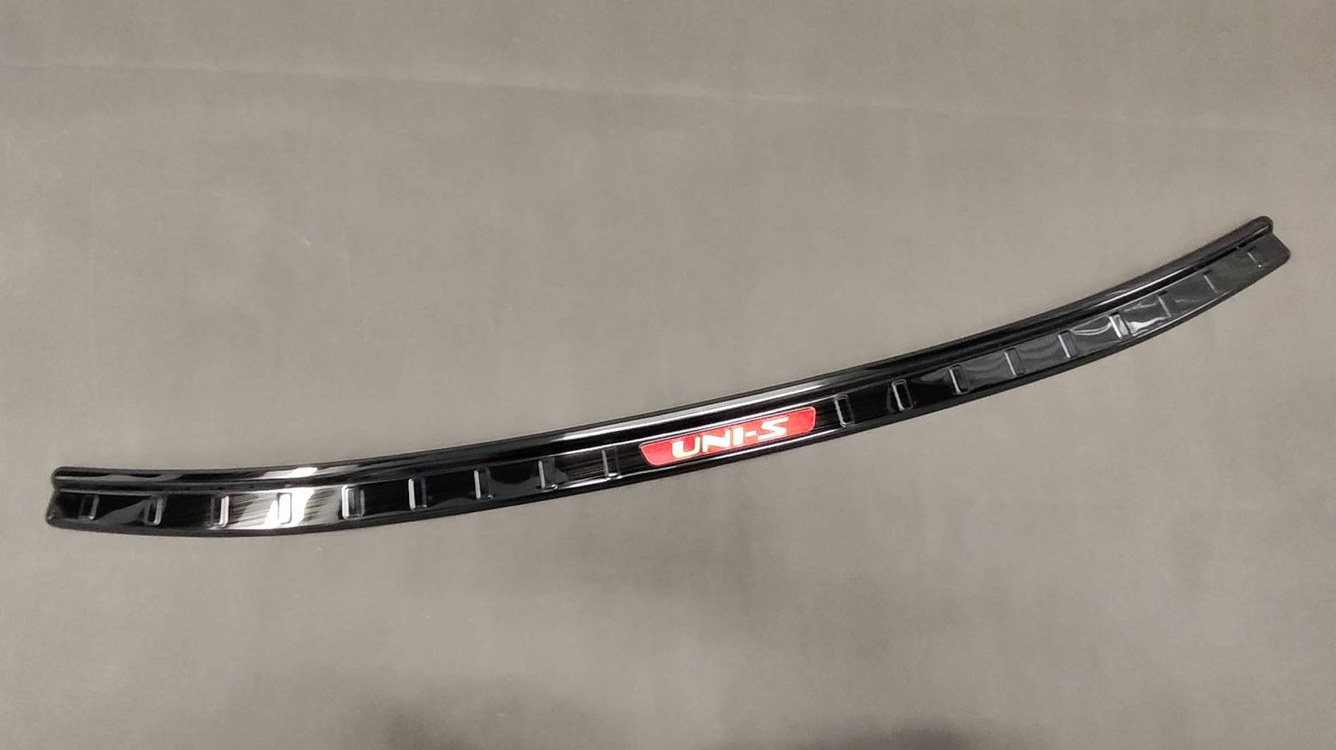 Накладка на задний бампер для Changan UNI-S (черный титан, красный лого)