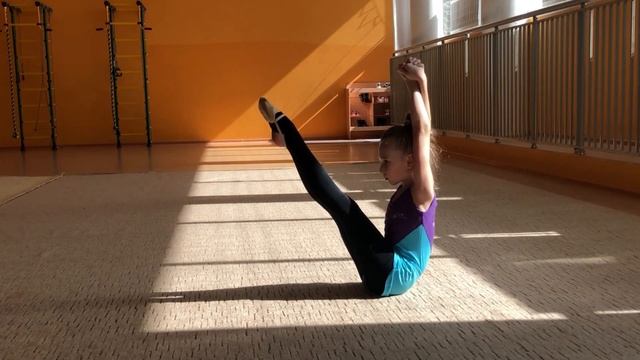 Упражнение "Уголок"  Детская Художественная Гимнастика