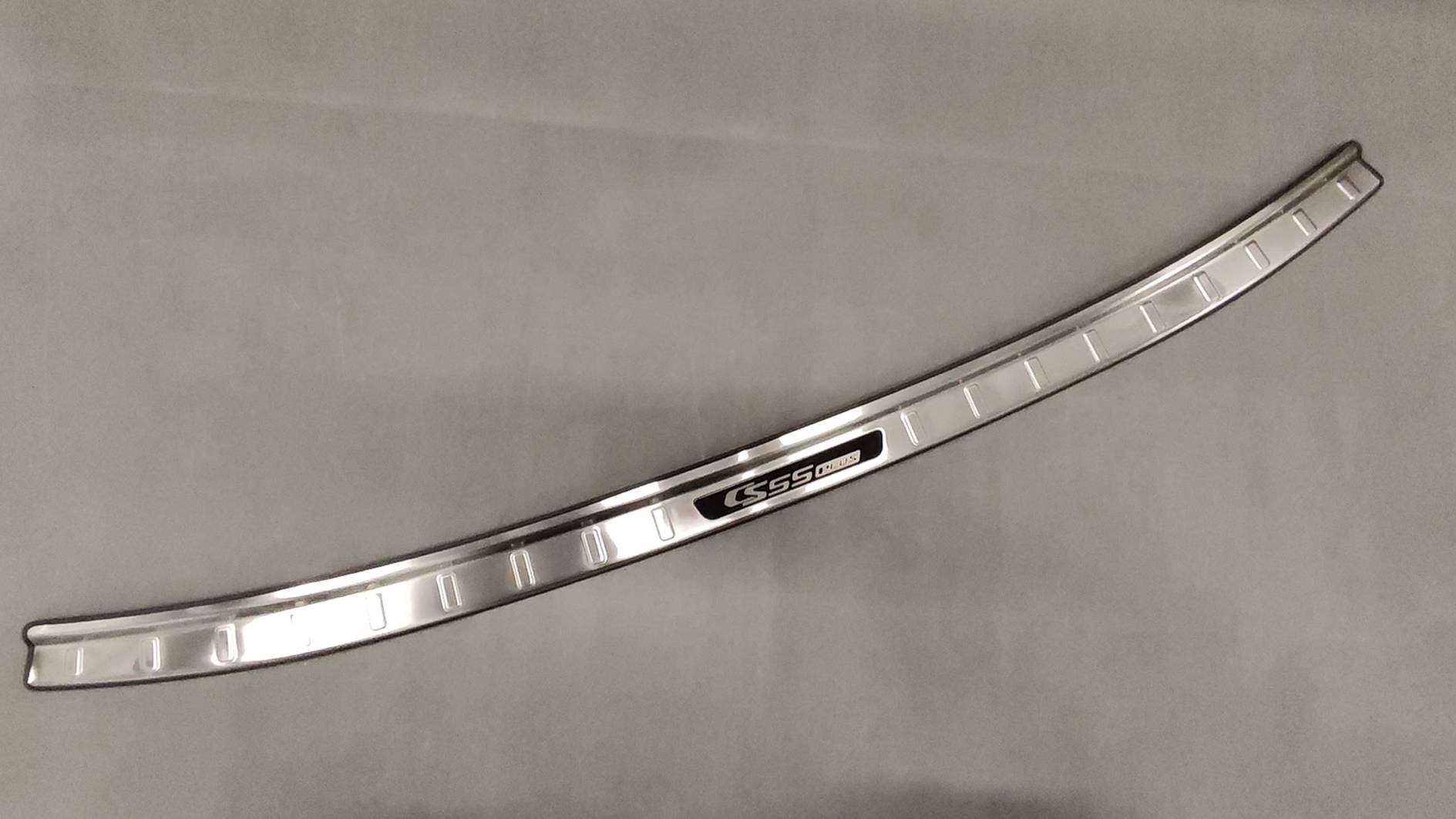 Накладка на задний бампер для Changan cs55plus (серебро, черный логотип)