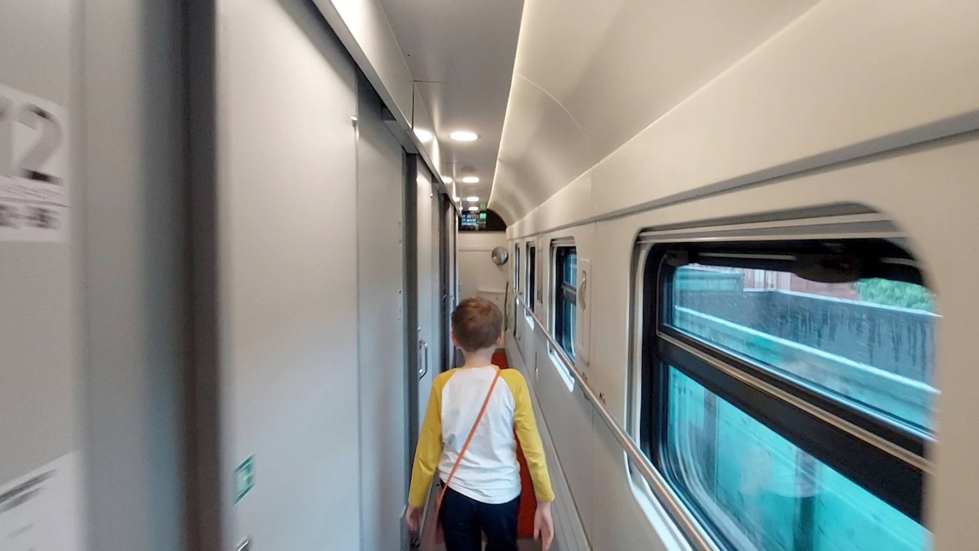 Бегаем внутри двухэтажного пассажирского поезда / Видео про поезда и железную дорогу