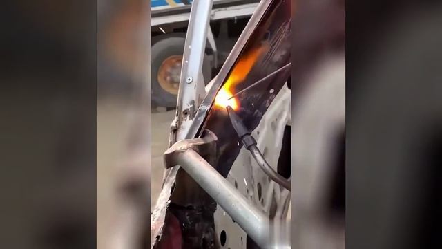 Ремонт кузова автомобиля, Индия, процесс.
#интересно #полезно #лайфхак #позновательное