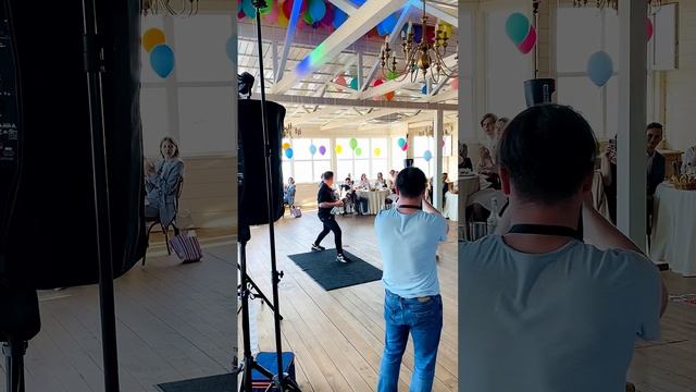 Бармен-жонглер устраивает огненное шоу на работе