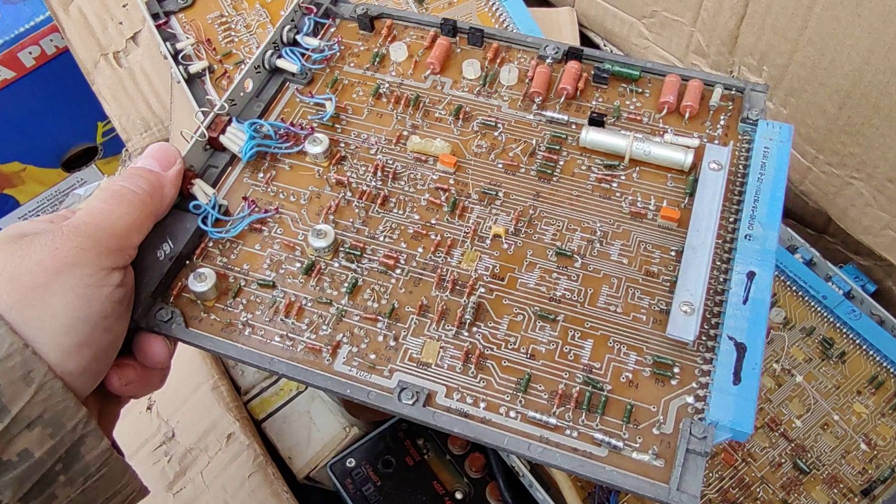 Пришли посылки от подписчика. Вторая партия. Приборы, радиодетали, золото, палладий, платина.