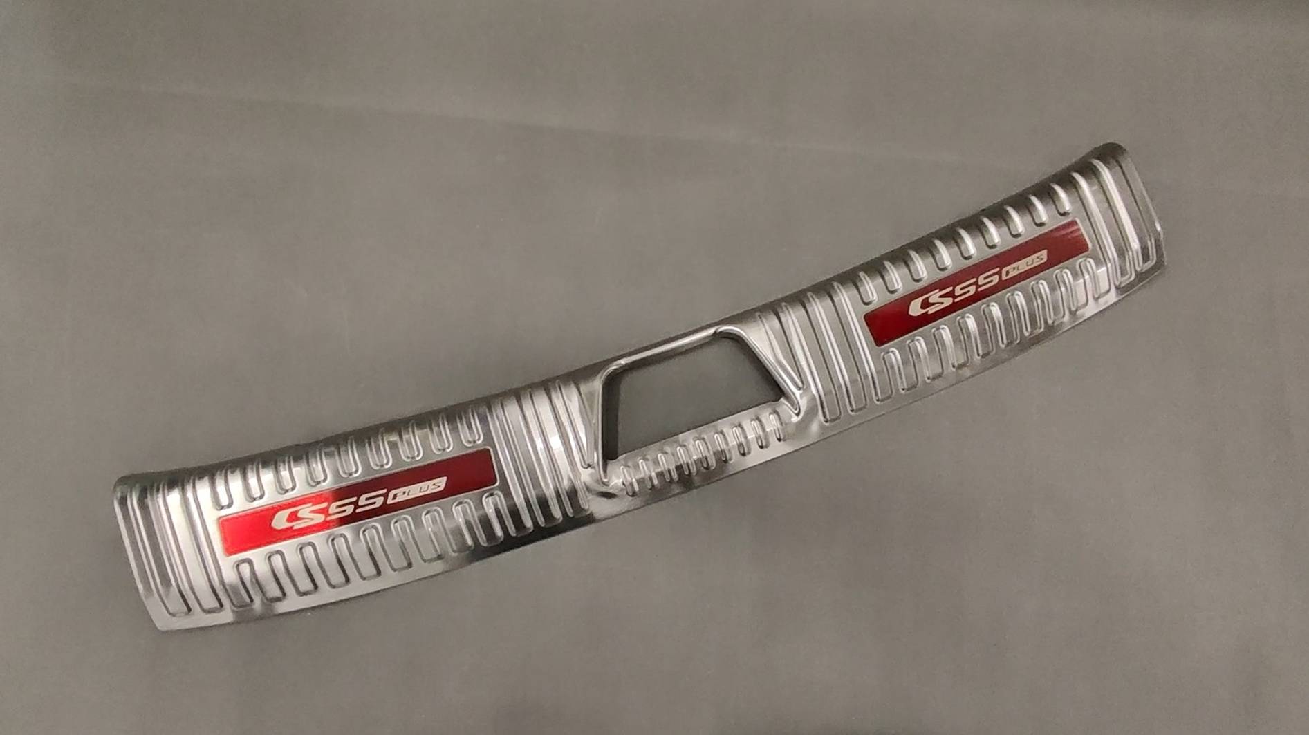 Накладка на порог багажника для Changan cs55plus (серебро, красный логотип)