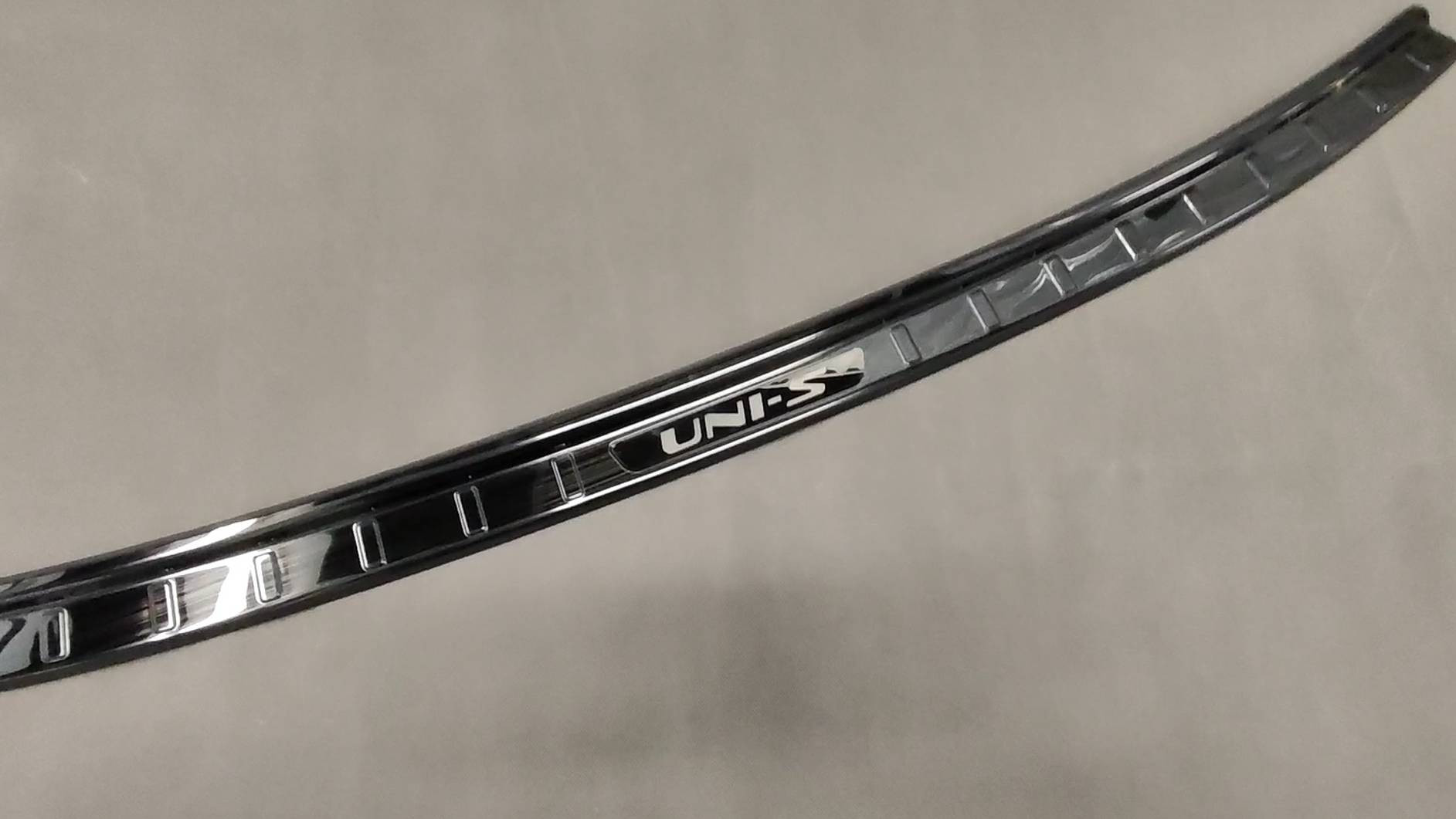 Накладка на задний бампер для Changan UNI-S (черный титан, черный лого)