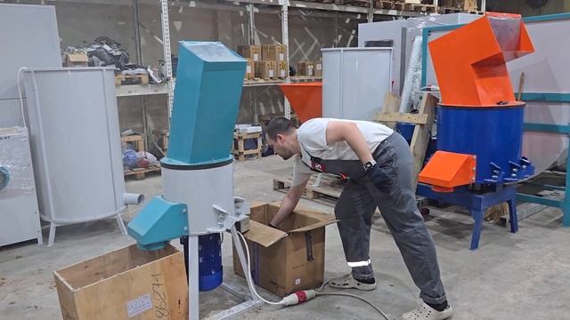 Переработка сушёной рыбы в мелкую фракцию на дробилке ми 500р. Переработка рыбы, измельчитель рыбы.