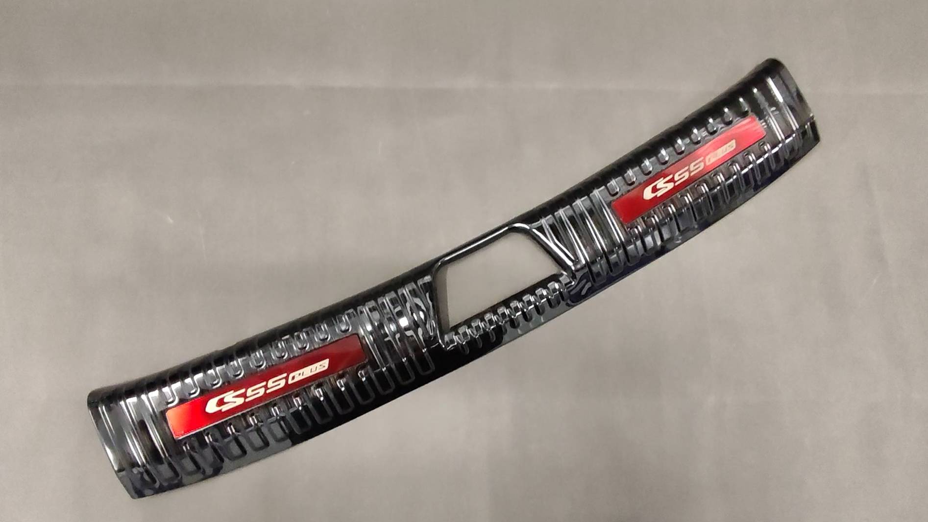 Накладка на порог багажника для Changan cs55plus (черный титан, красный логотип)