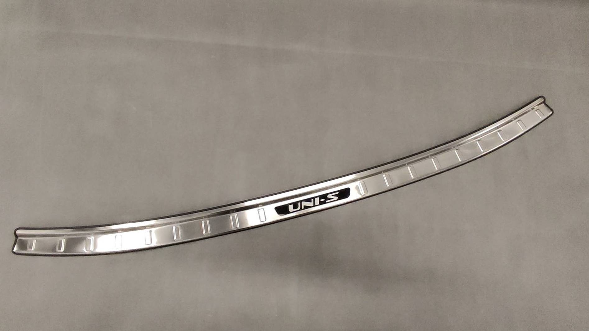 Накладка на задний бампер для Changan UNI-S (серебро, черный лого)