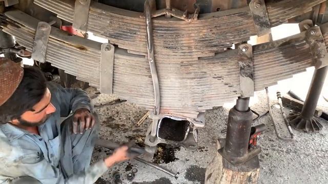 Когда ступица заднего колеса выходит из строя на середине дороги Индийский ремонт.