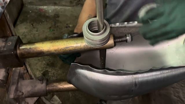 Удивительный процесс изготовления топливного бака для мотоцикла с минимумом инструментов в Индии